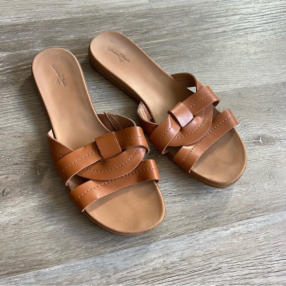 Universal Thread | Shoes | Universal Thread Flat Sandals | Poshmark